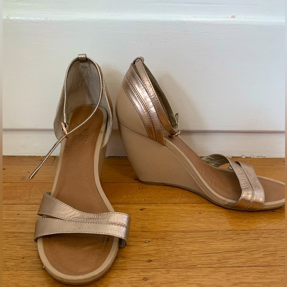 Seychelles Rose Gold Metallic Nude Wedge | Sz. 8 - Gem